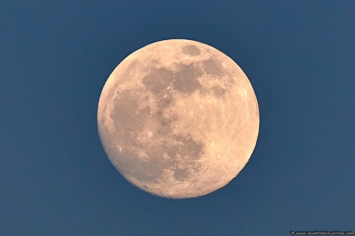 Luna, der Mond, am Tage und in der Nacht fotografiert